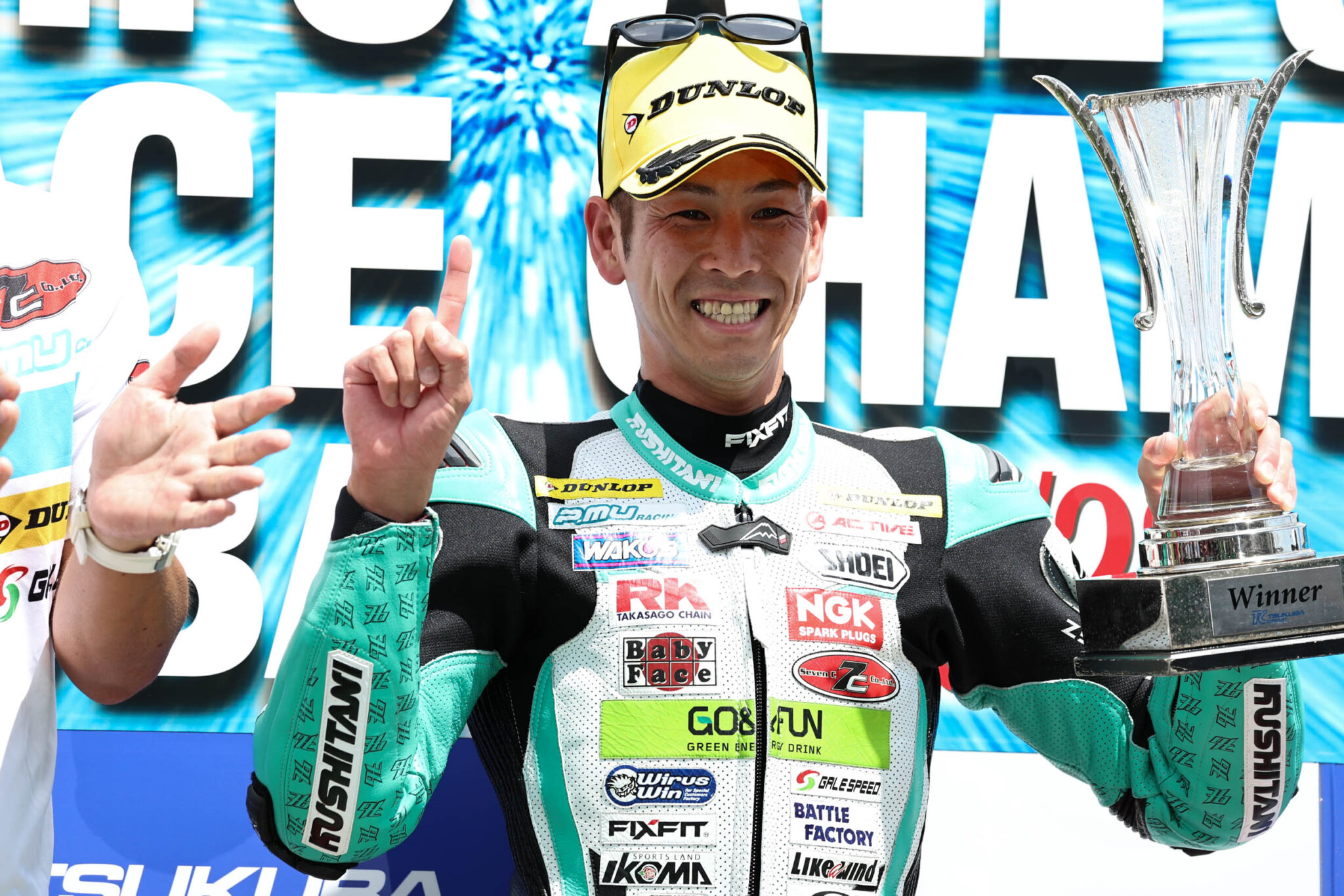 尾野弘樹、独走で今季初優勝！2位に岡崎静夏！ | Racing Heroes